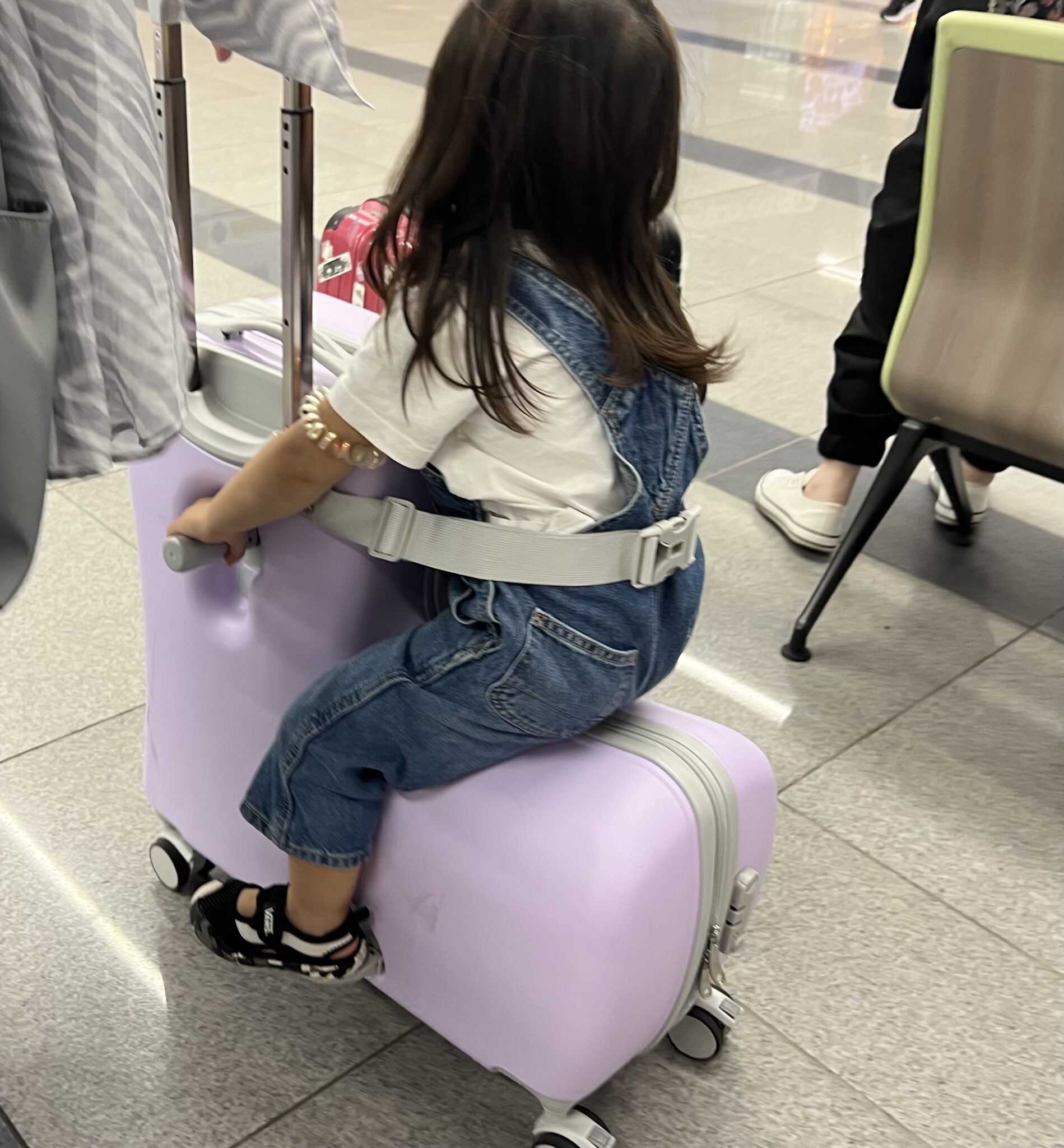 【口コミ】ベビーカー拒否期に大活躍！「キッズトラベル」の子どもが乗れるキャリーケースを使ってみた感想 - amoblog